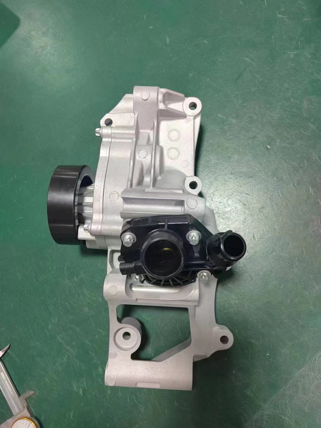 11518601366 BMW Engine Water Pump And Thermostat Housing – ruijieparts