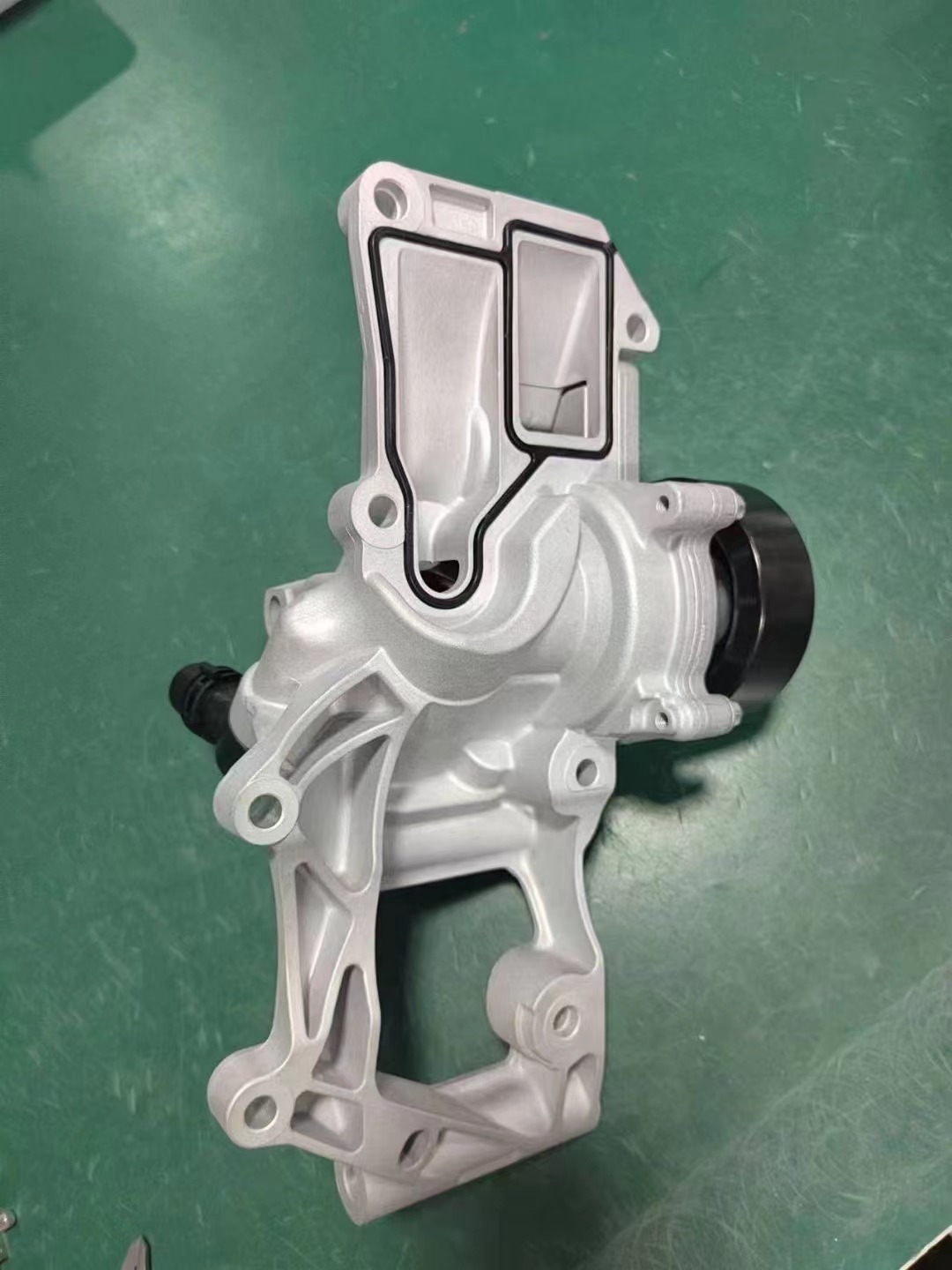 11518601366 BMW Engine Water Pump And Thermostat Housing – ruijieparts